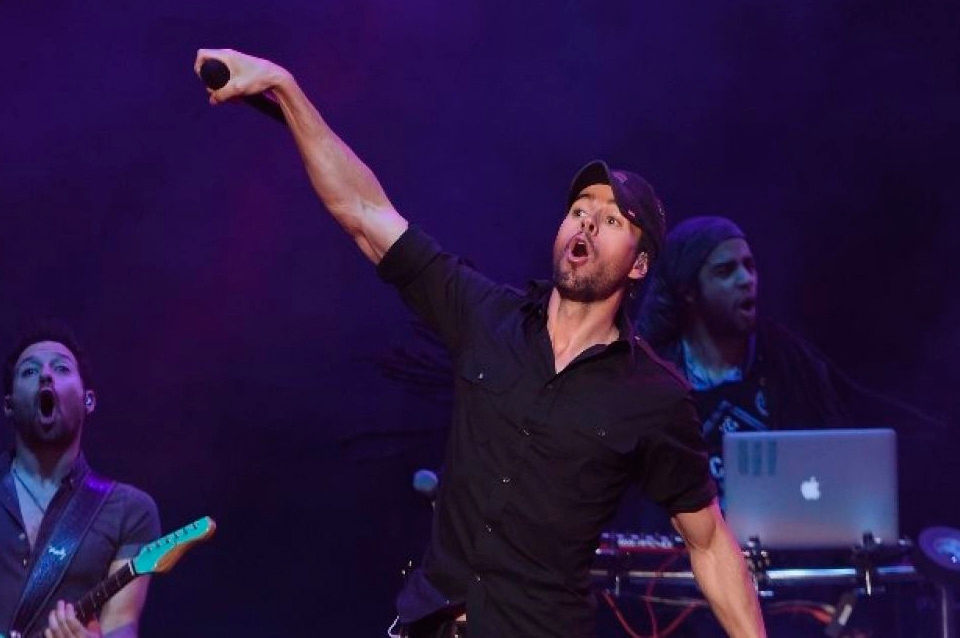 Enrique Iglesias manoseó a una fan en pleno show