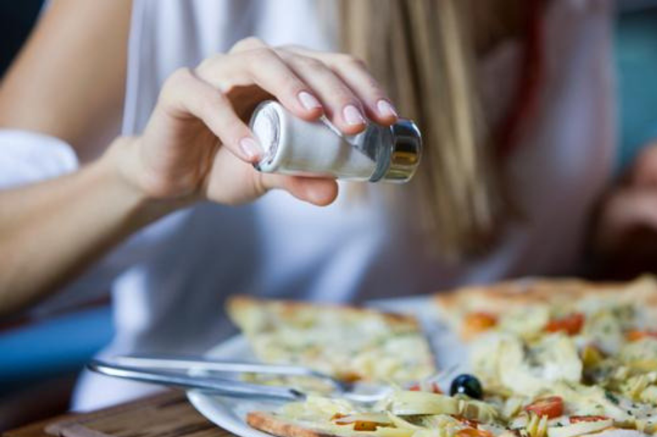 Cómo consumir menos sal sin quitarle sabor a las comidas