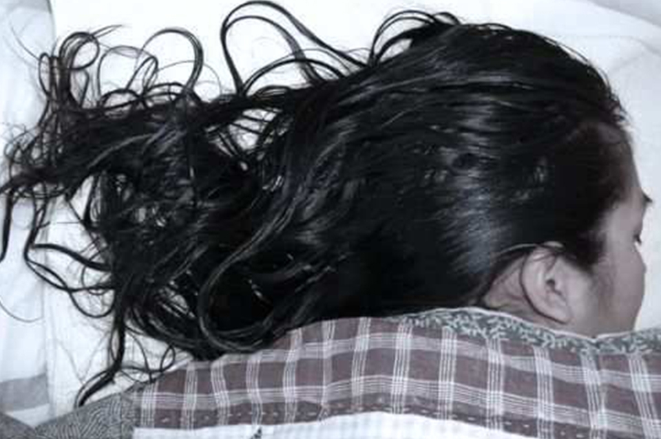 Siete consecuencias de acostarse con el pelo mojado