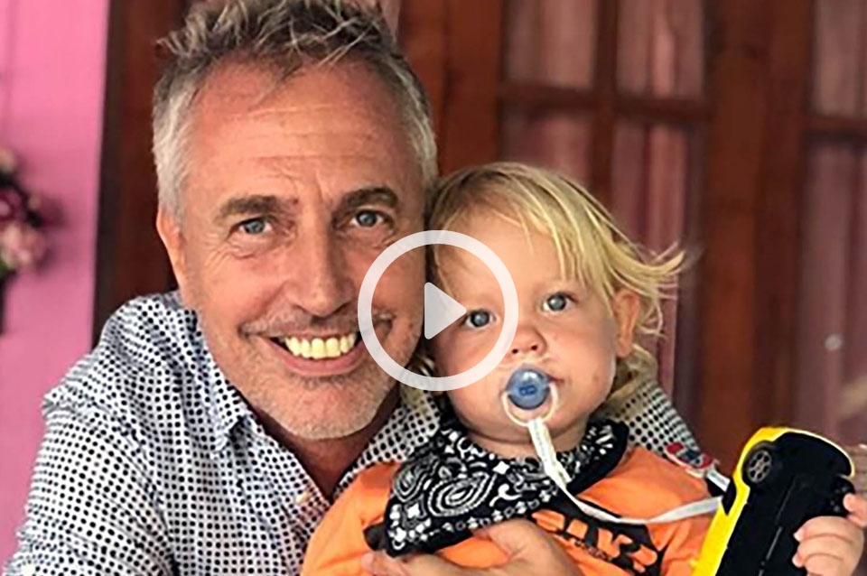 El tierno video de Mirko bajo la lluvia