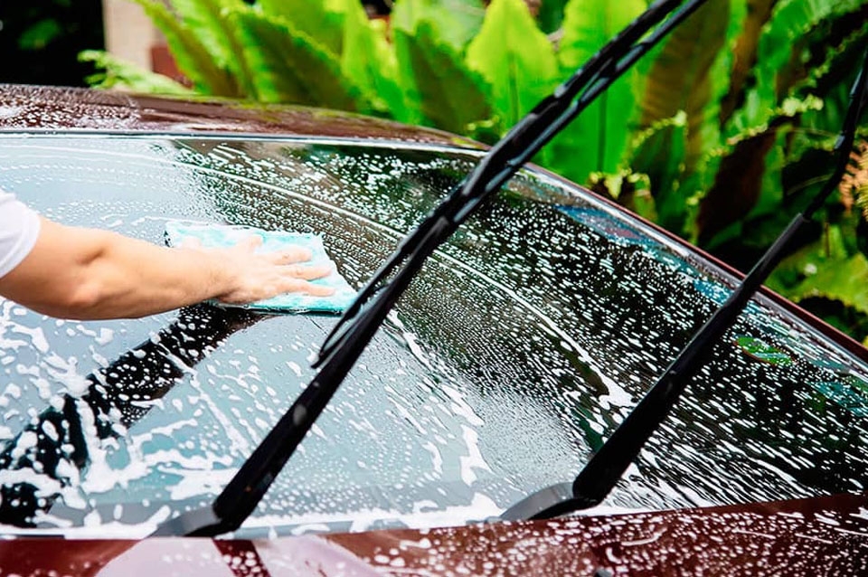 El truco para dejar impecable el parabrisas en 3 simples pasos